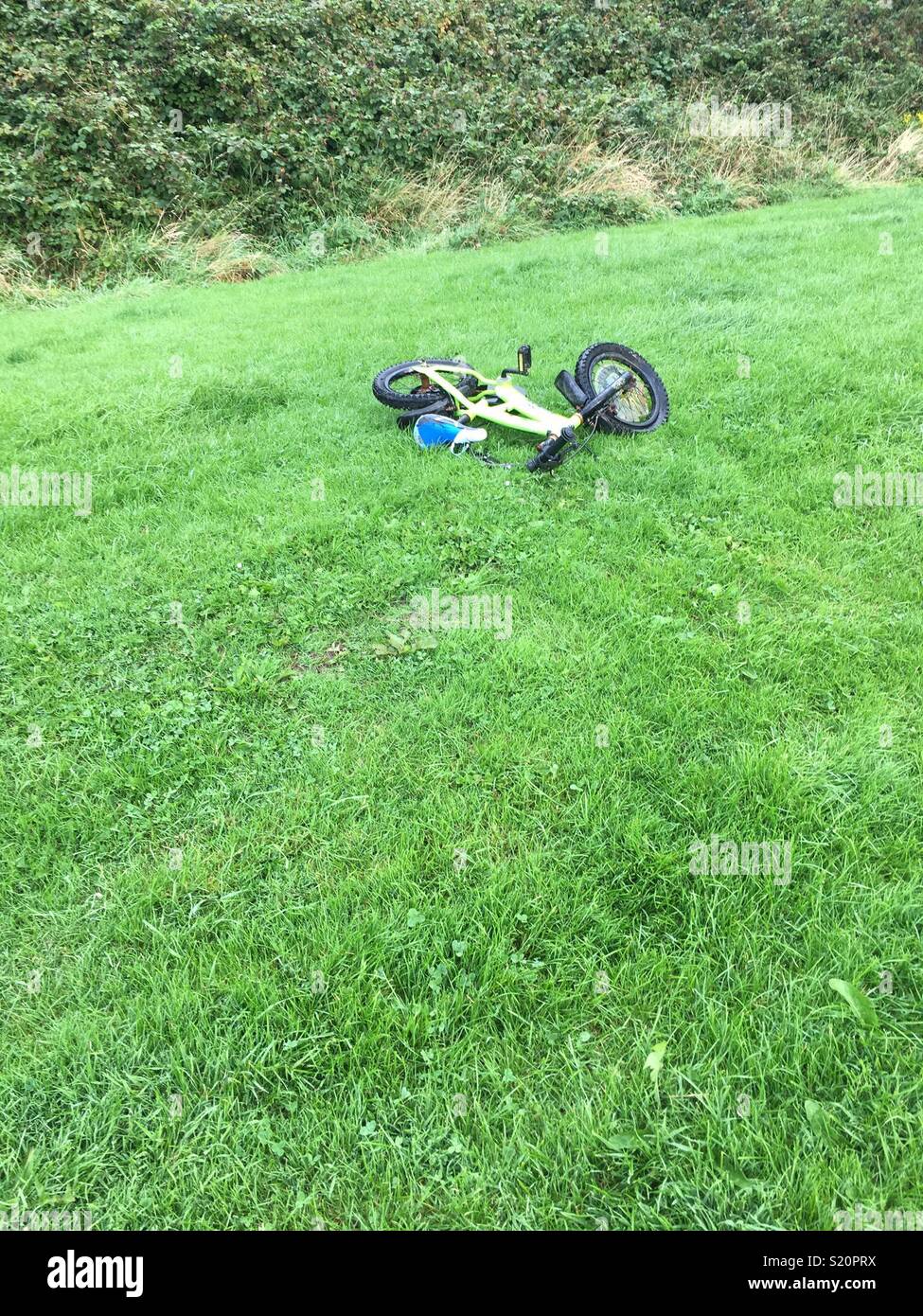 Bike dumped hi-res stock photography and images - Alamy