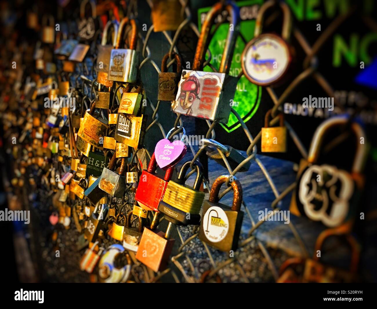 London love locks hi-res stock photography and images - Alamy