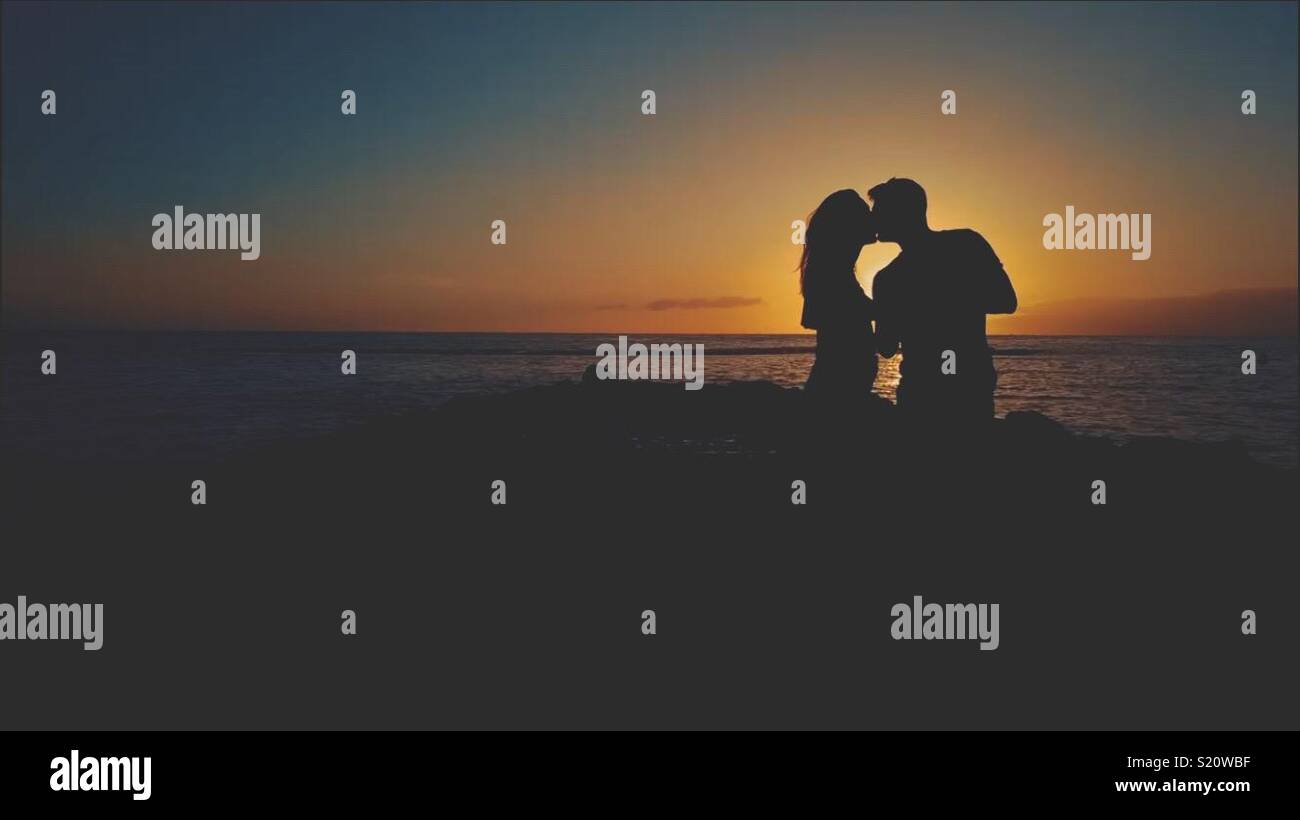 Kiss at sunset hi-res stock photography and images - Alamy