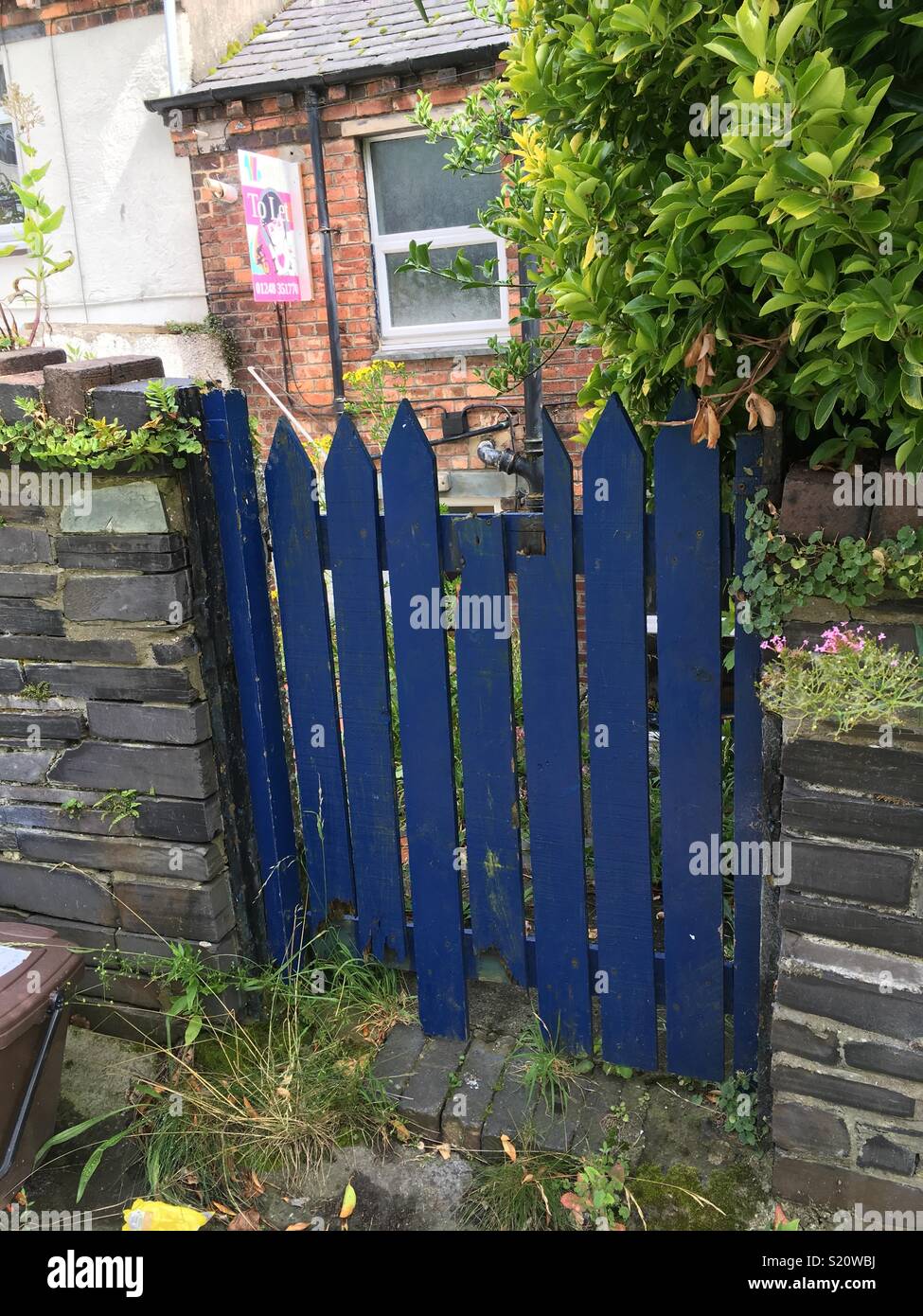 Gate broken hi-res stock photography and images - Alamy