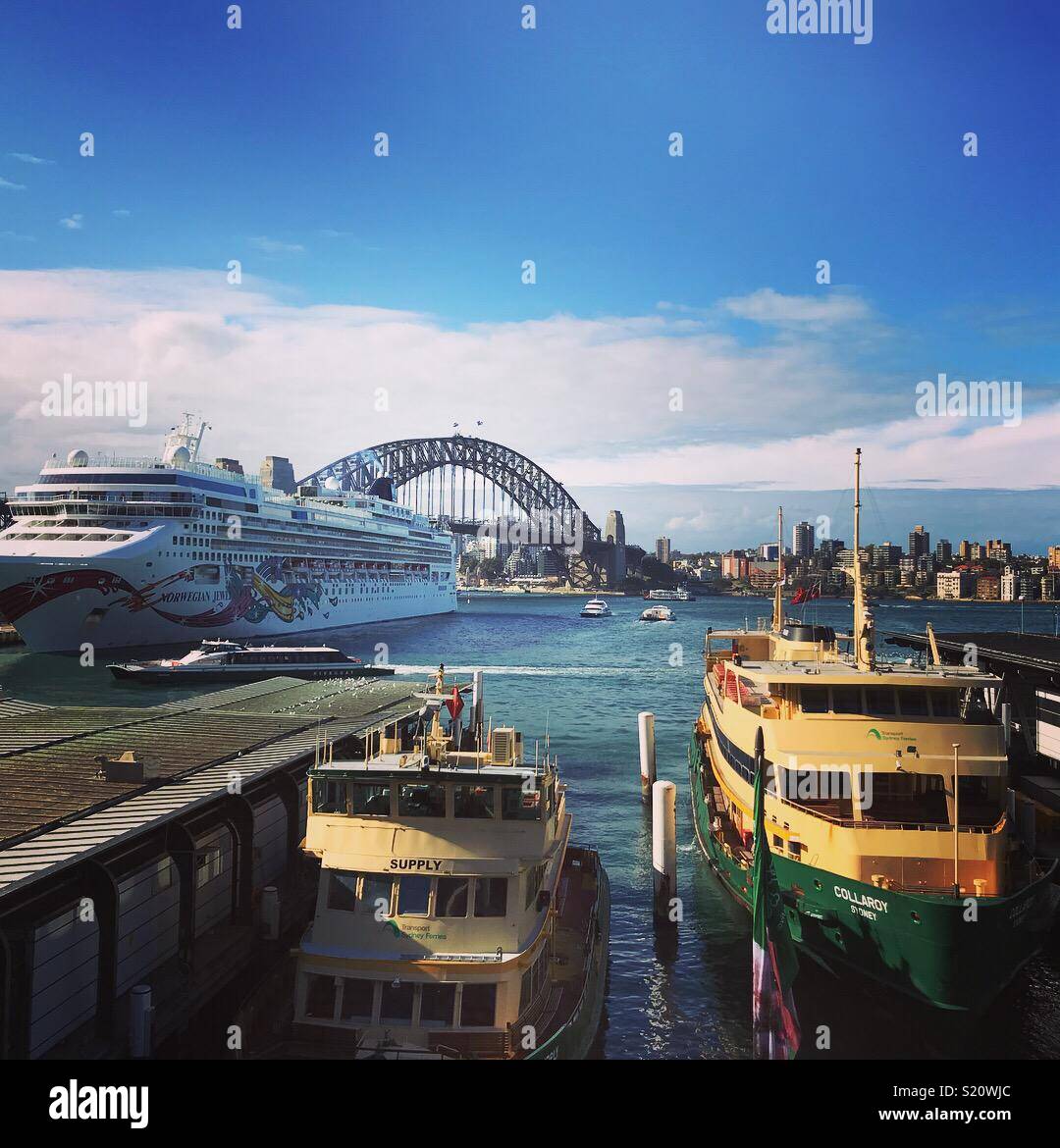 Harbour bridge boats hi-res stock photography and images - Alamy