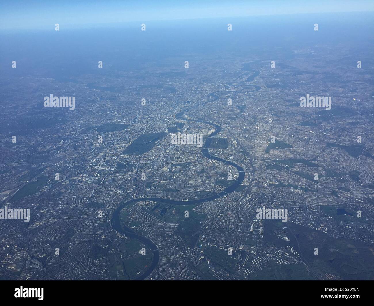 Planes flying overhead hi-res stock photography and images - Alamy