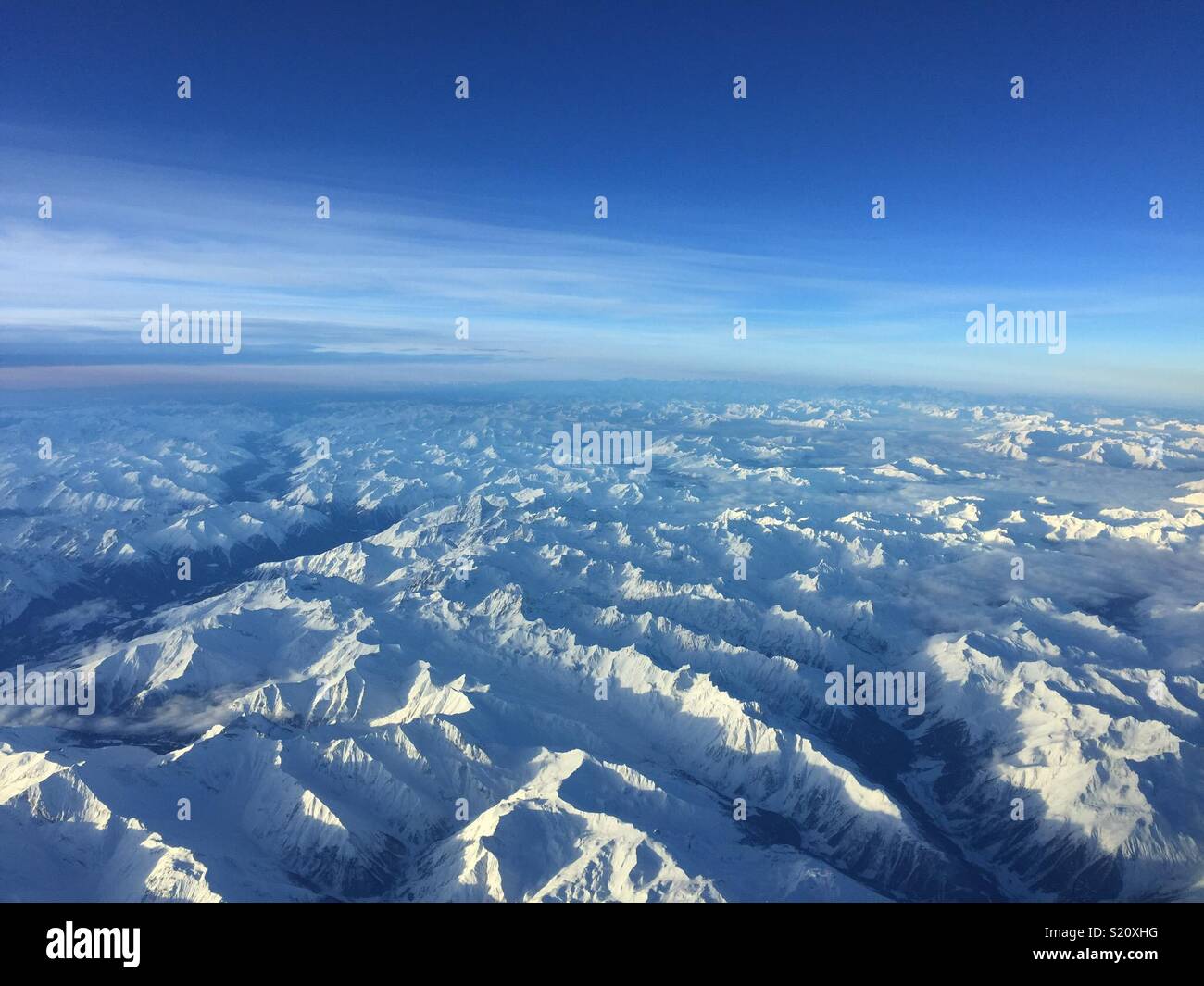 Planes flying overhead hi-res stock photography and images - Alamy