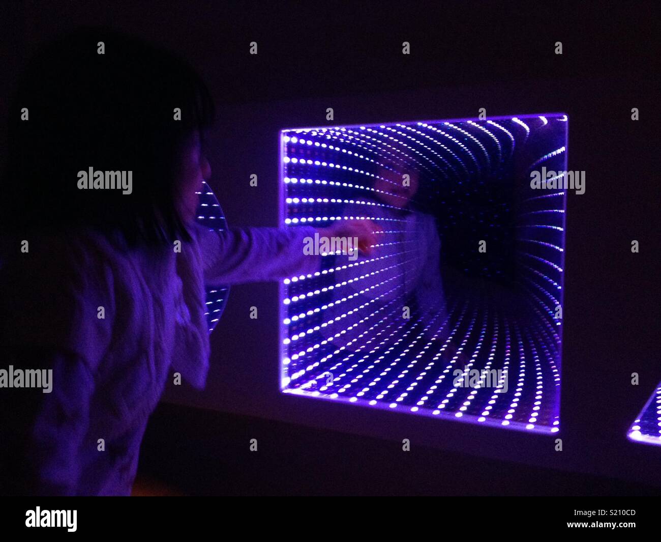 Infinity mirror hi-res stock photography and images - Alamy