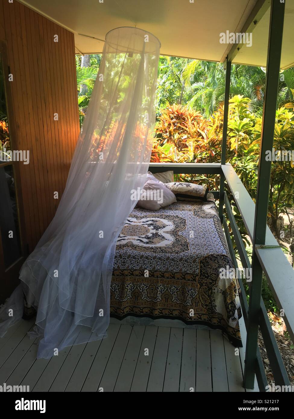 Outdoor bed hi-res stock photography and images - Alamy