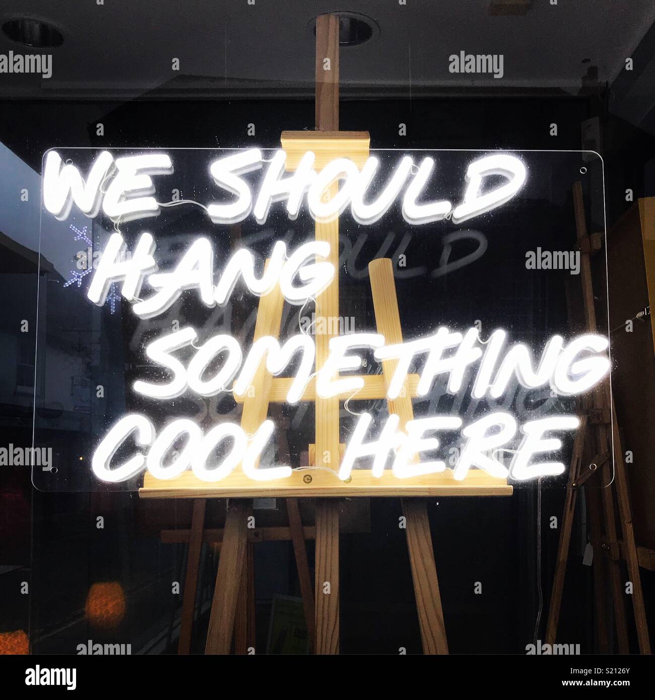 Sign in an art shop Stock Photo - Alamy