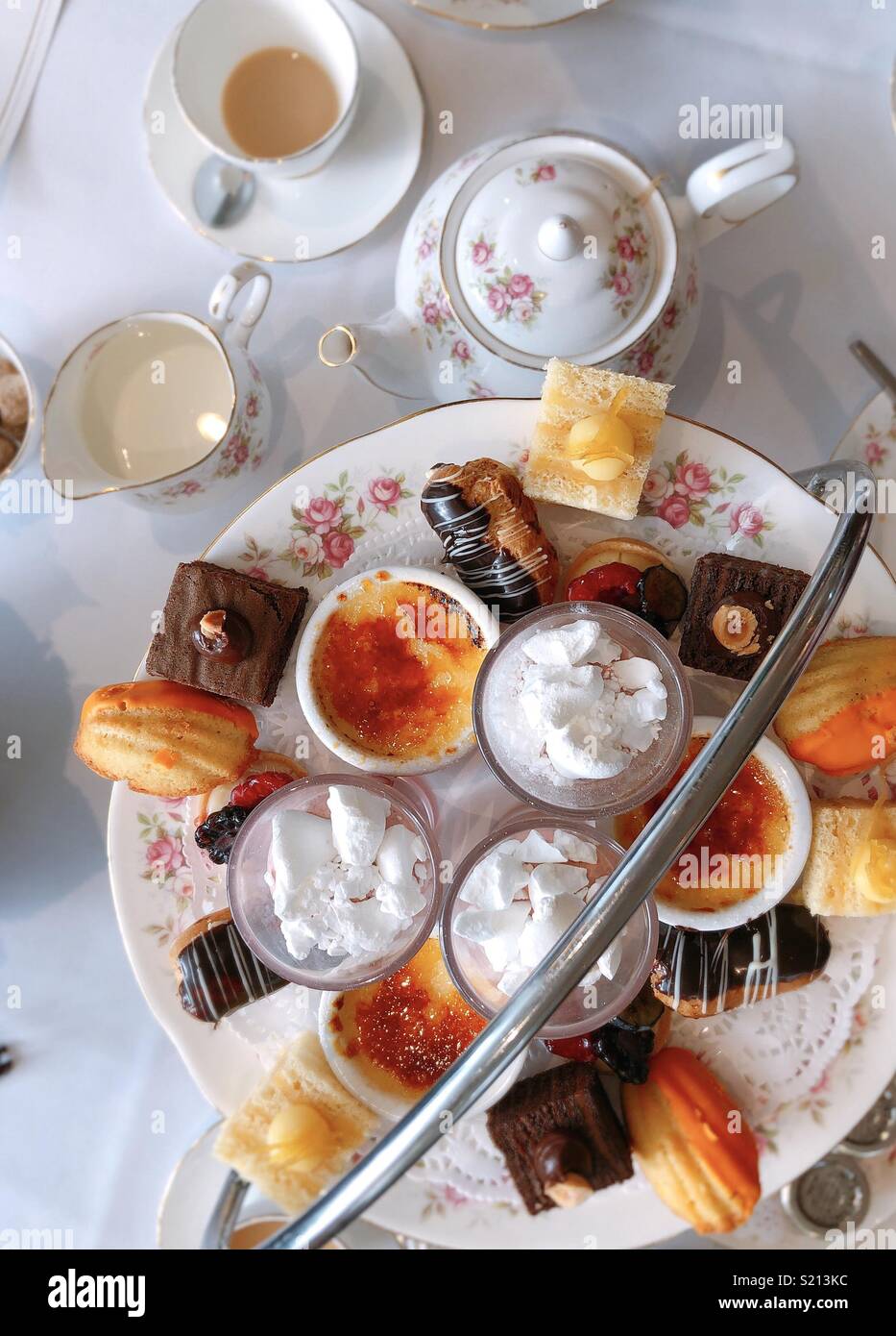 Afternoon tea hi-res stock photography and images - Alamy