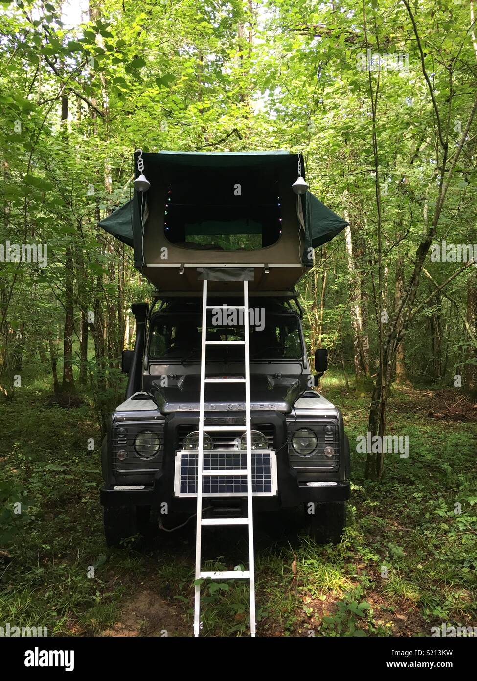 Land rover defender roof tent hi-res stock photography and images - Alamy