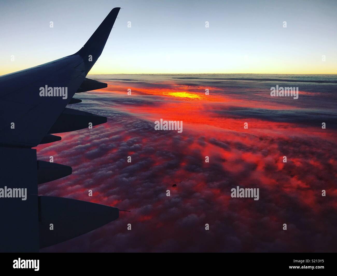 Emirates flight hi-res stock photography and images - Alamy