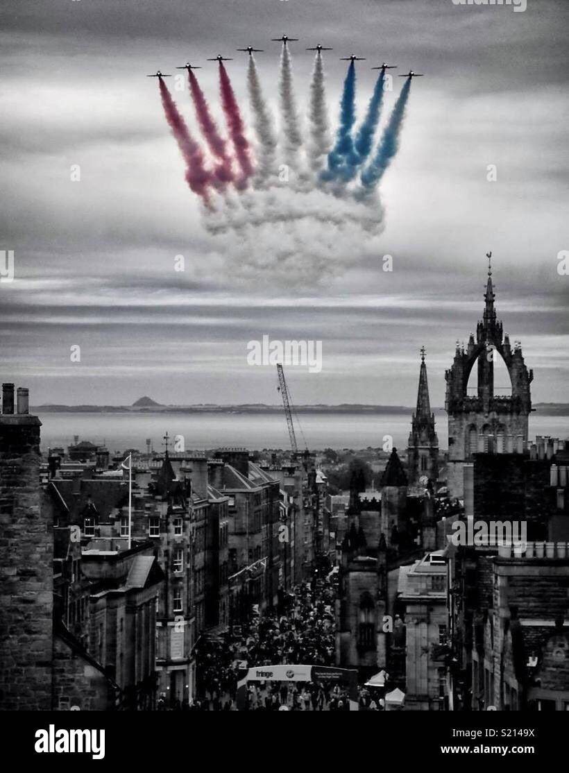 RAF red arrows Edinburgh Stock Photo - Alamy
