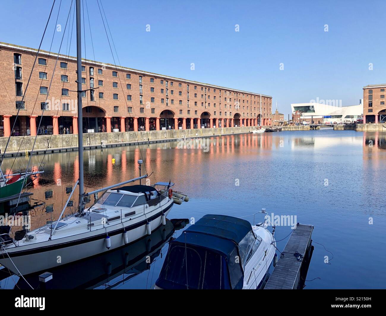 Albert docks hi-res stock photography and images - Alamy