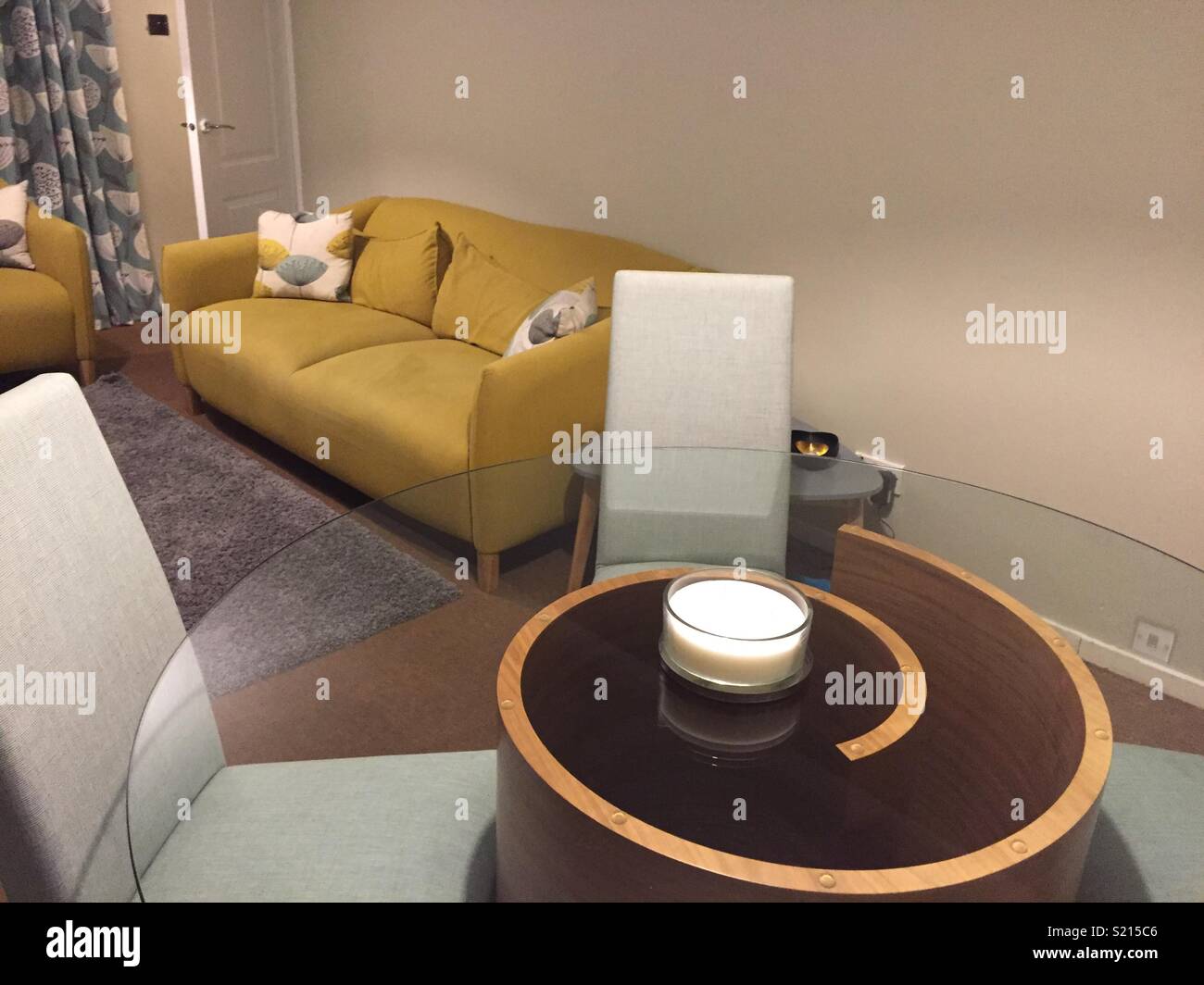 Grey and mustard lounge hi-res stock photography and images - Alamy