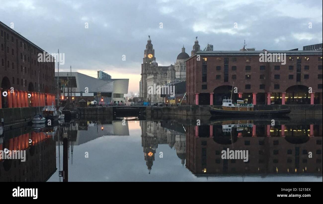 Docks water hi-res stock photography and images - Alamy
