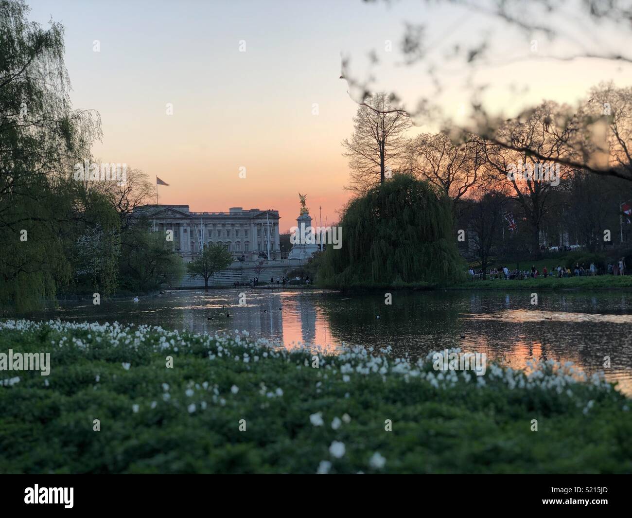 Sunset over Buckingham palace Stock Photo - Alamy