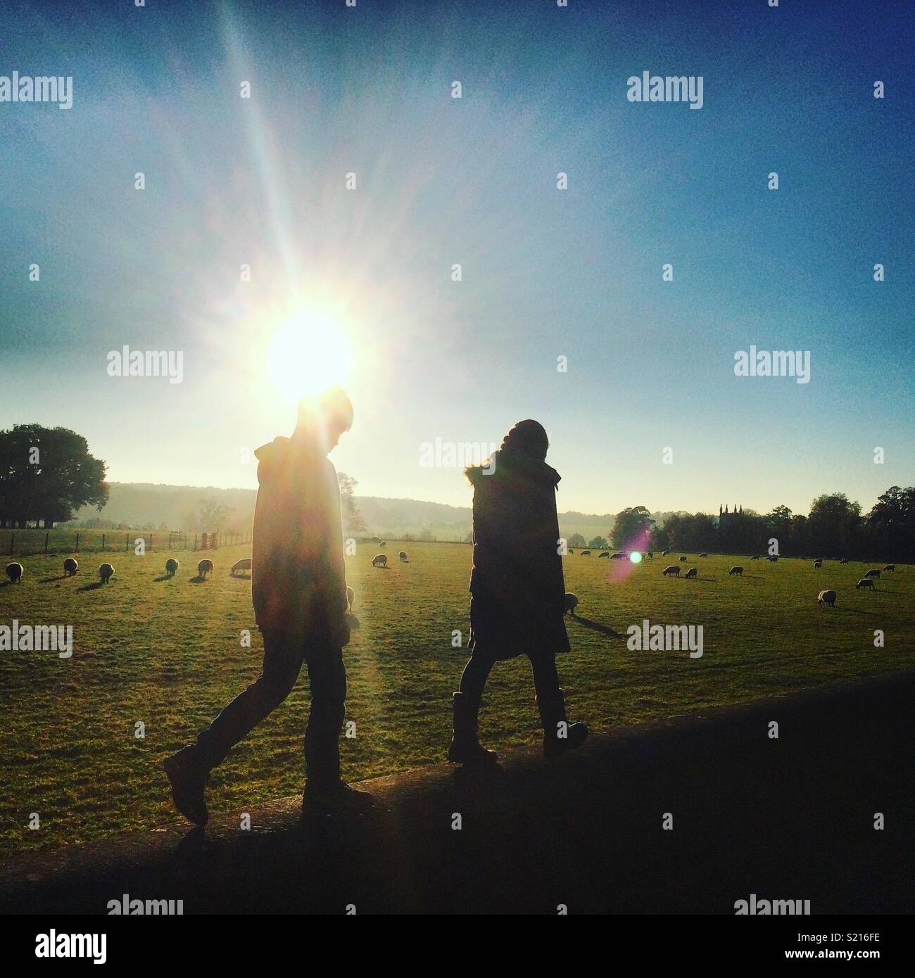 Children sunset hi-res stock photography and images - Alamy