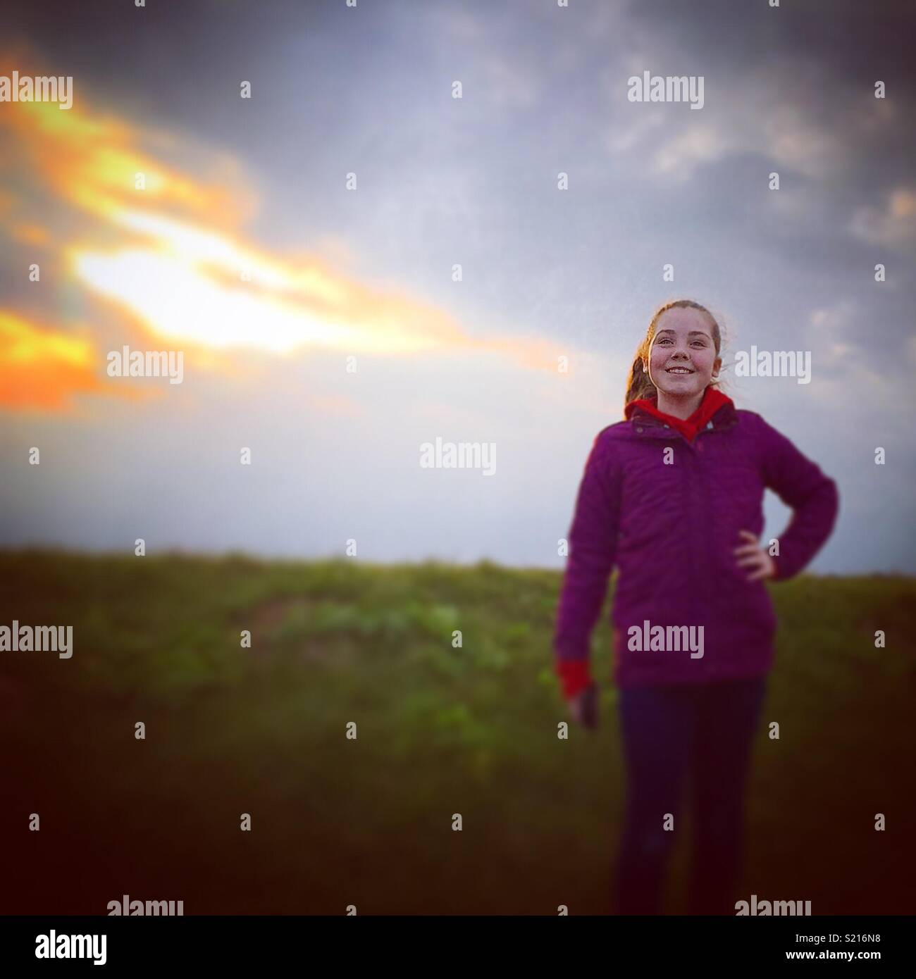 Child and sunset hi-res stock photography and images - Alamy