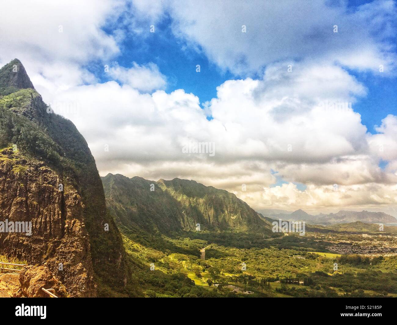 Nuuani pali lookout hi-res stock photography and images - Alamy