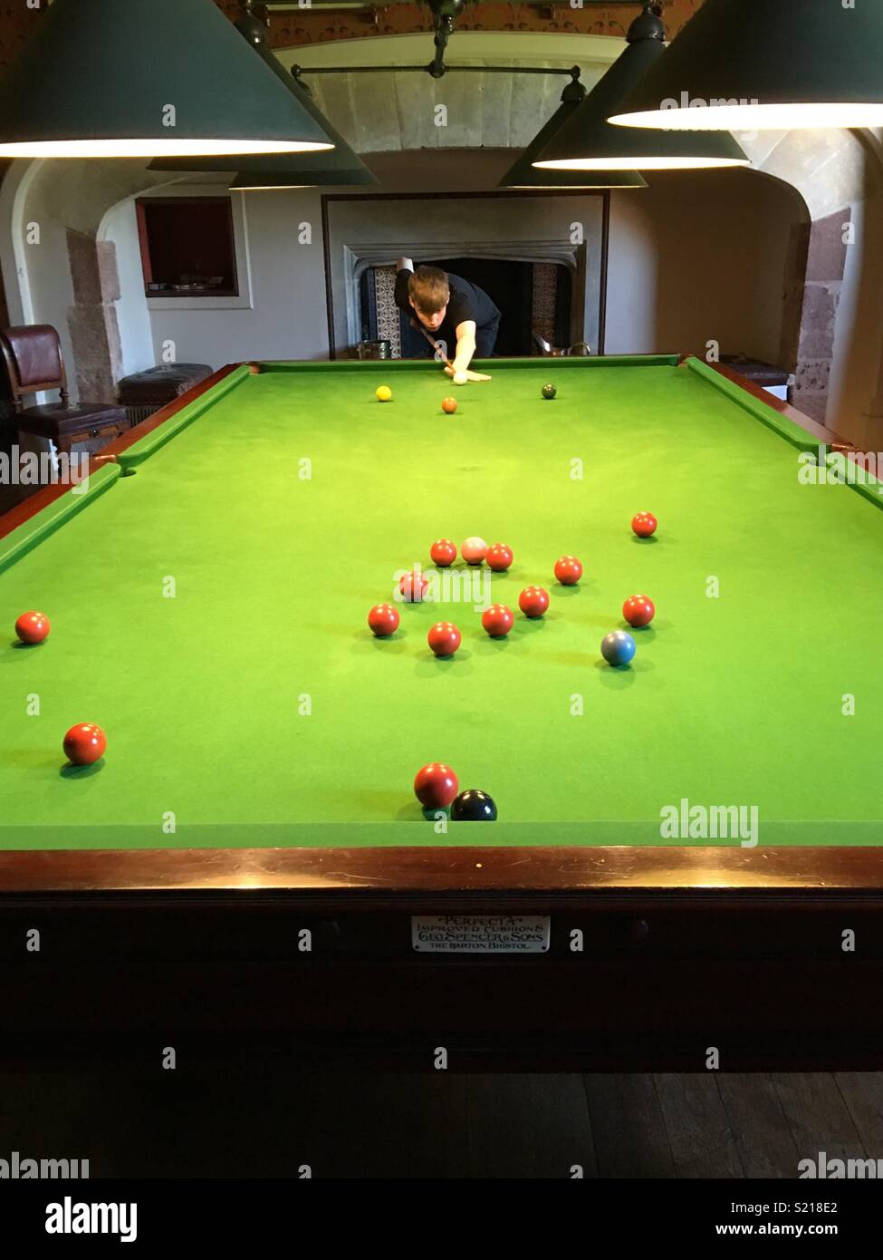 Playing snooker hi-res stock photography and images - Alamy