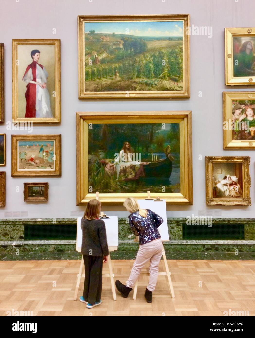 Young artists hi-res stock photography and images - Alamy