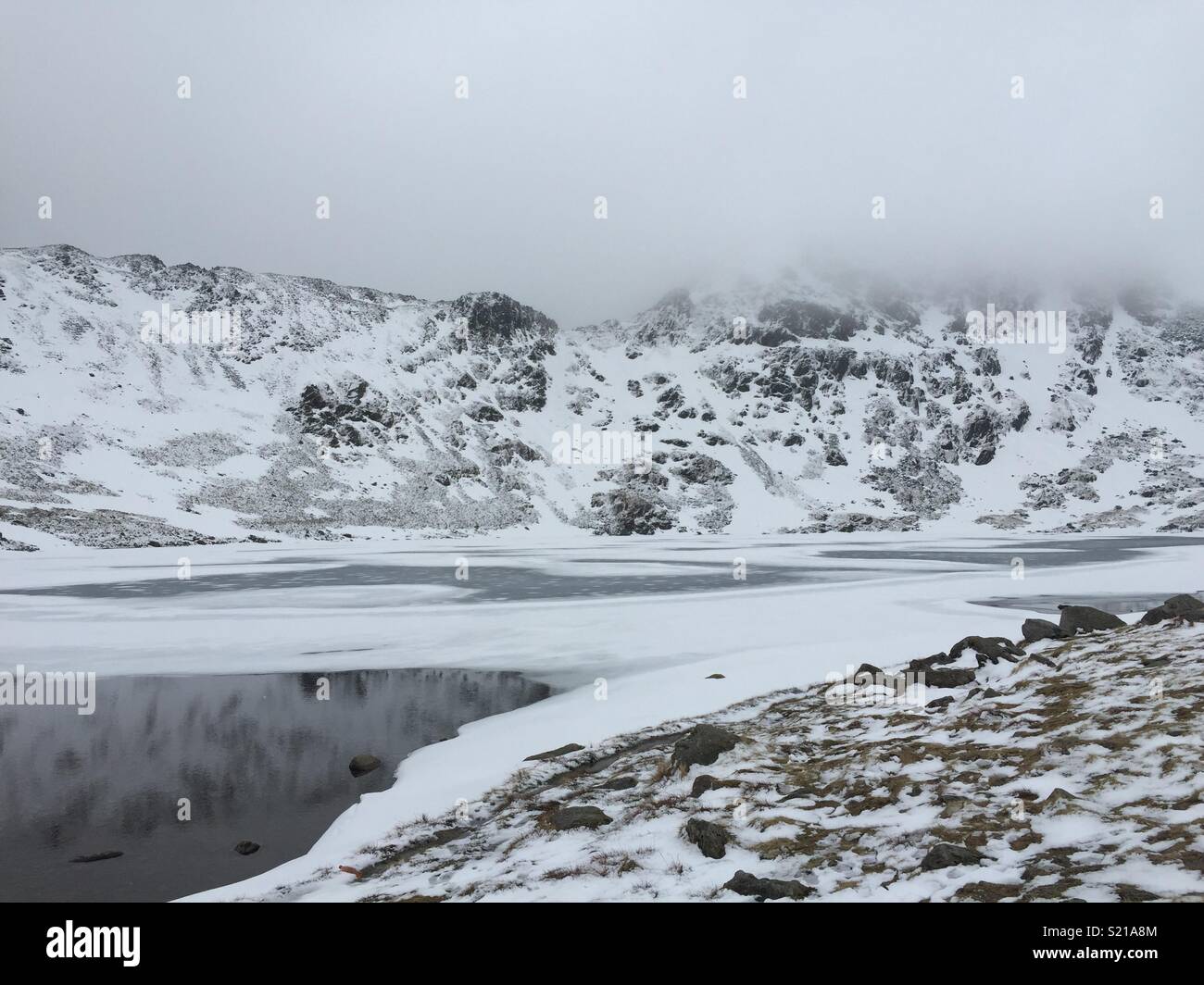 Frozen Red Tarn climbing Helvelyn Snow & Ice Stock Photo - Alamy