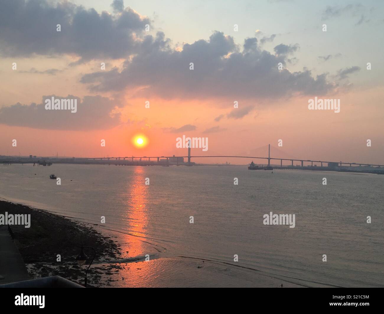 Qe2 bridge hi-res stock photography and images - Alamy