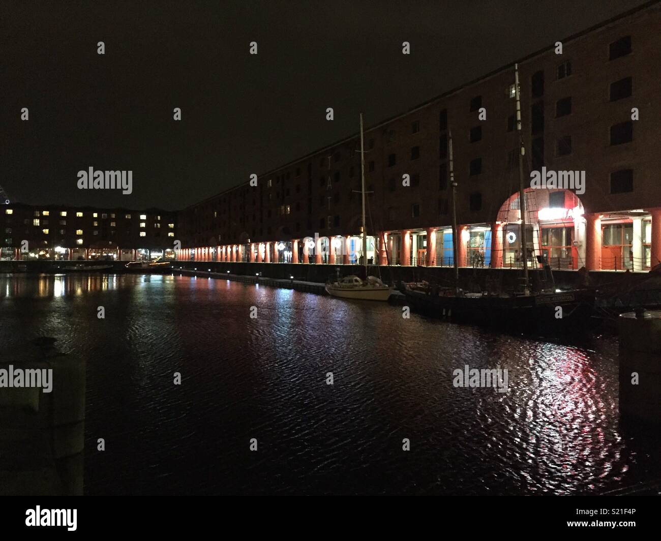 Albert dock at night hi-res stock photography and images - Alamy