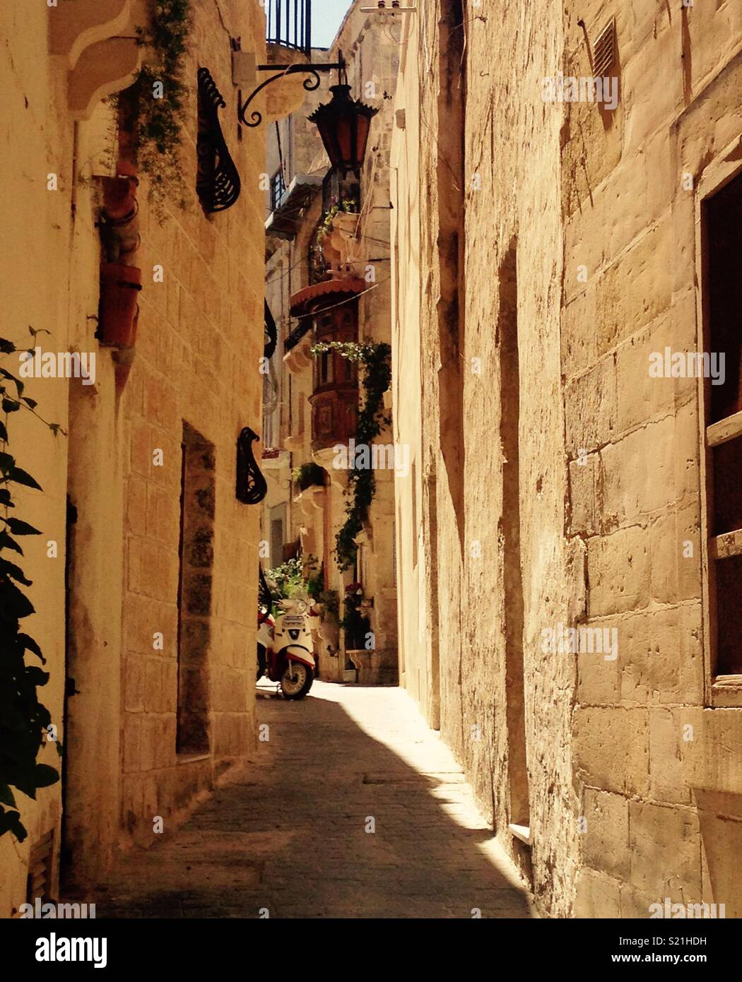 Mediterranean street in sun Stock Photo - Alamy