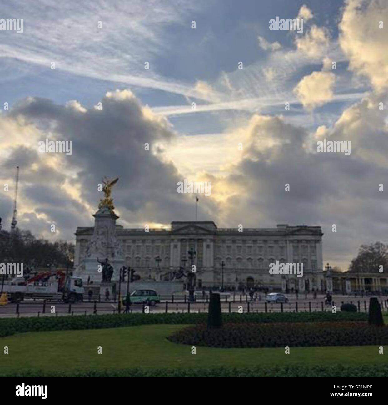Buckingham palace at sunset hi-res stock photography and images - Alamy