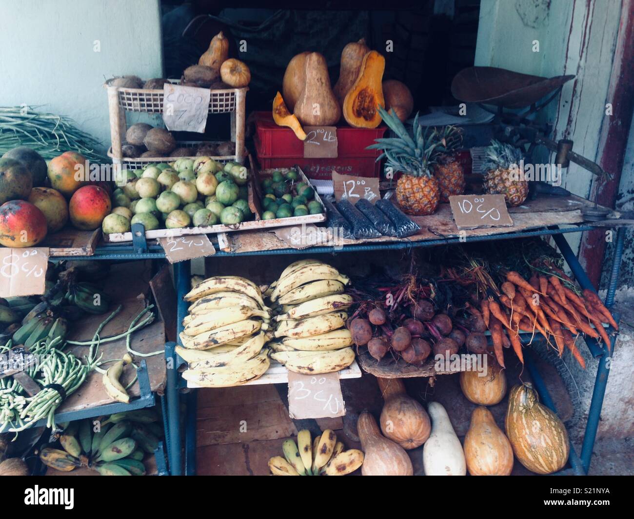 Caribbean fruit stall in Cuba Stock Photo - Alamy