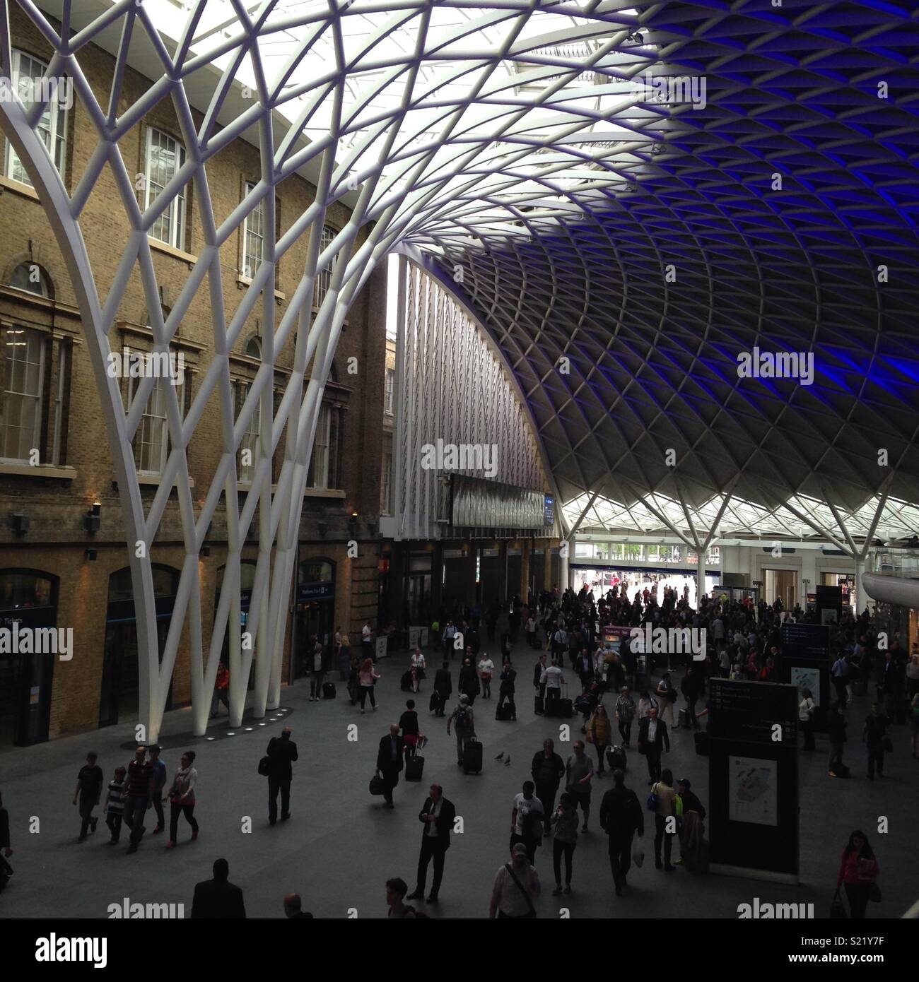 Kings cross station train hi-res stock photography and images - Alamy