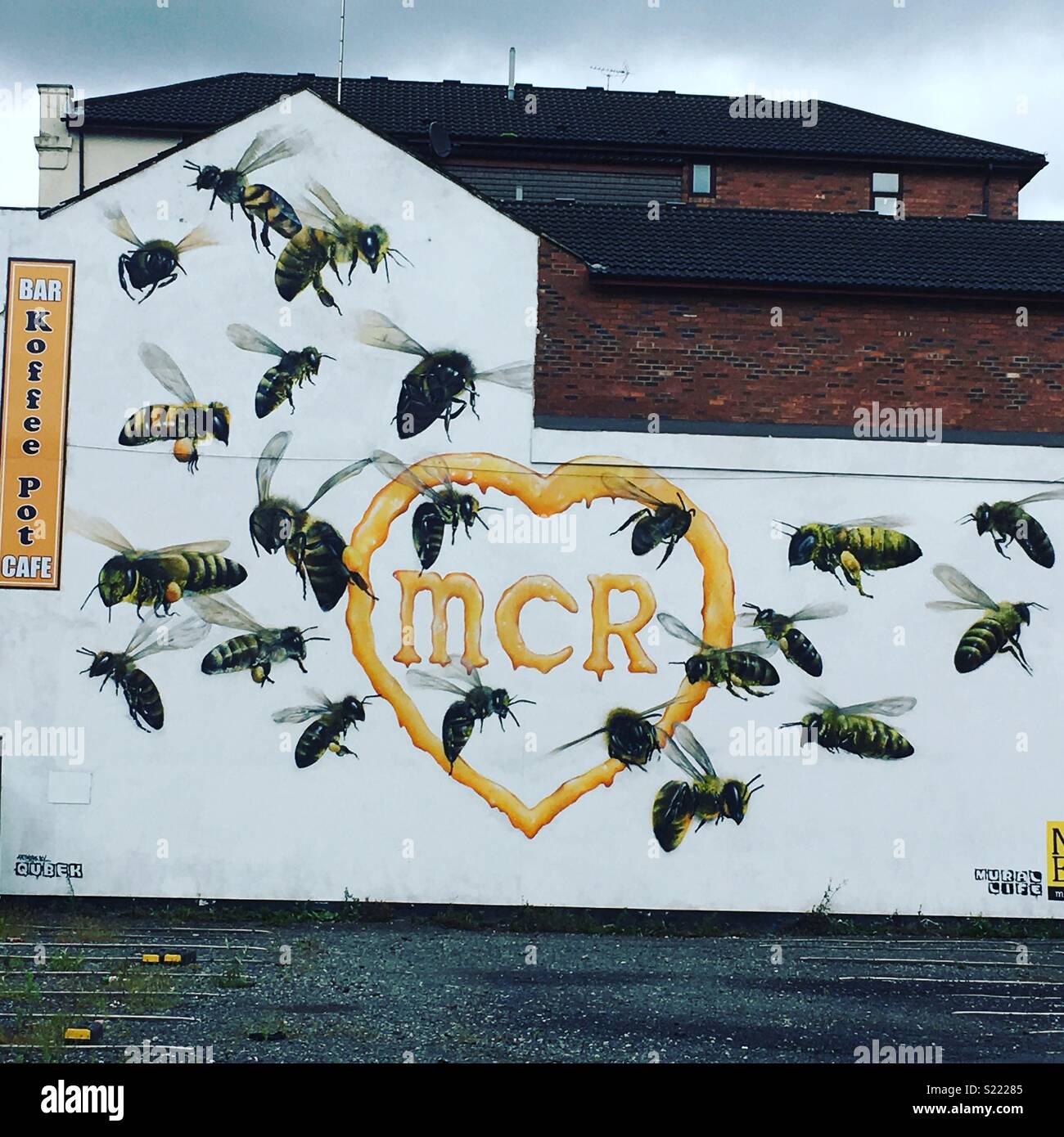 Manchester Bees Street art Stock Photo - Alamy