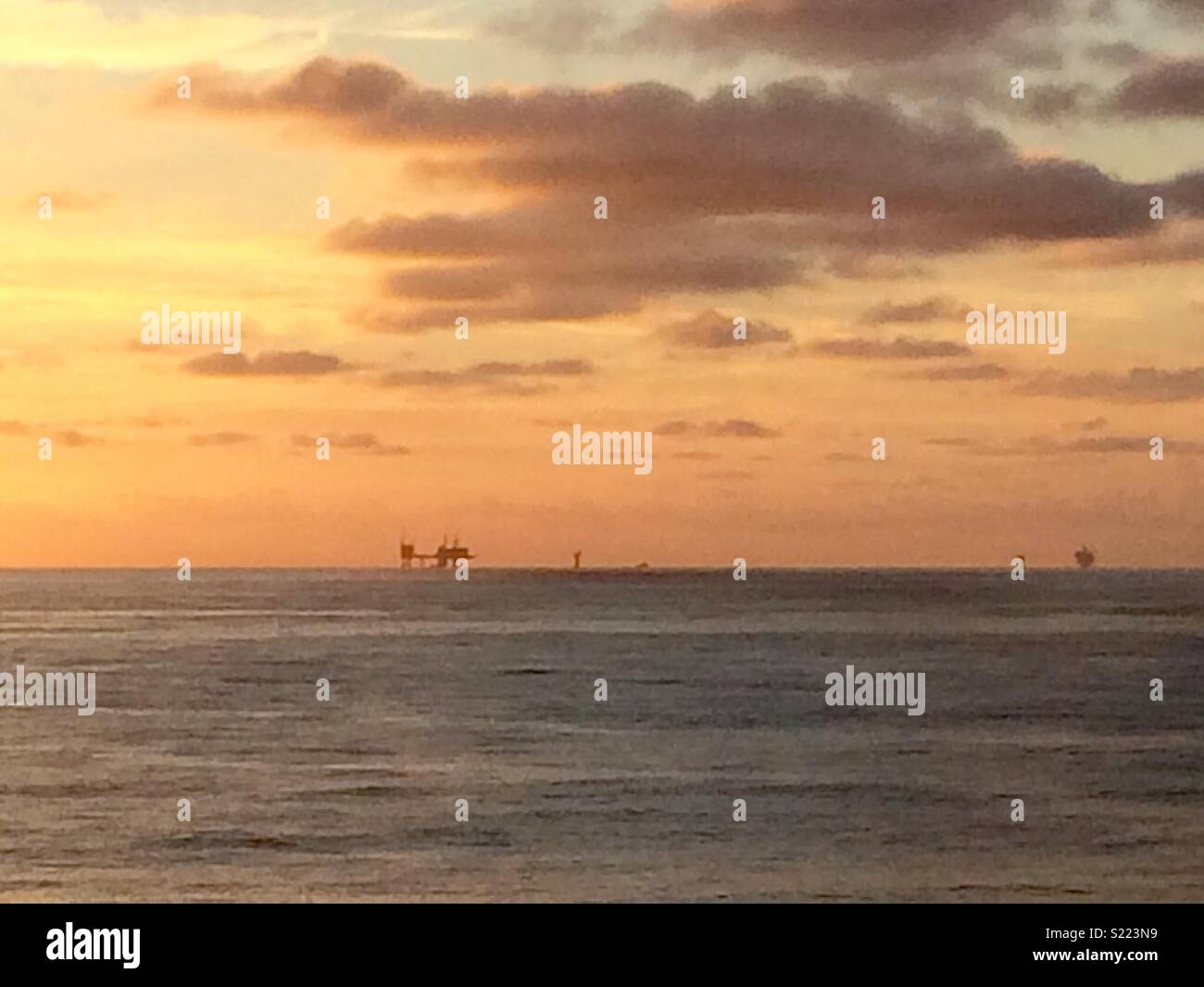 North sea oil platform sunset hi-res stock photography and images - Alamy