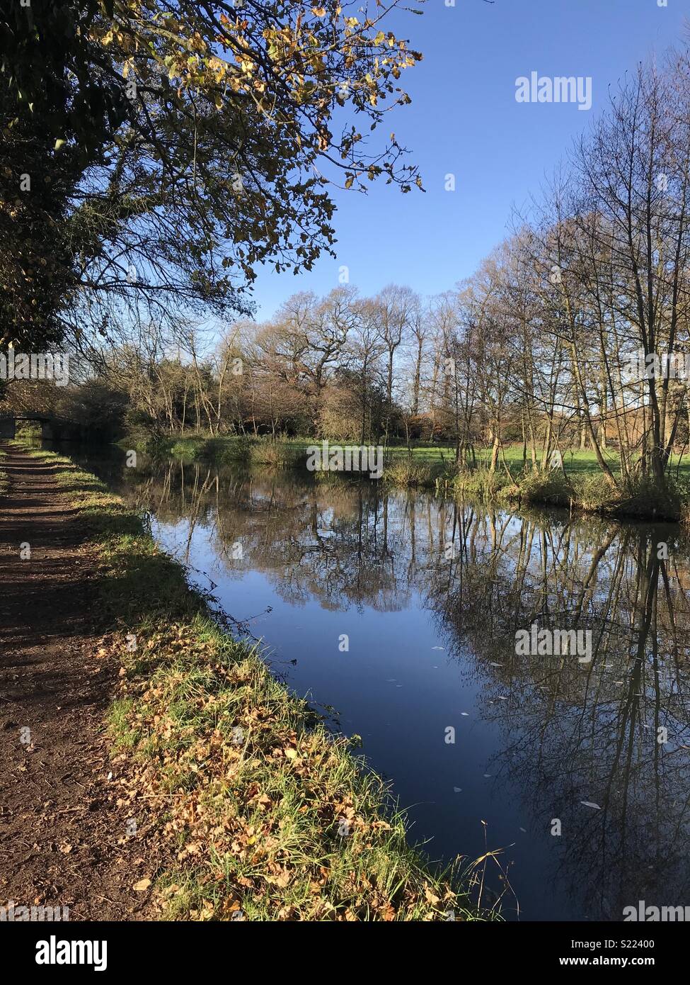 Towpath in autumn hi-res stock photography and images - Alamy
