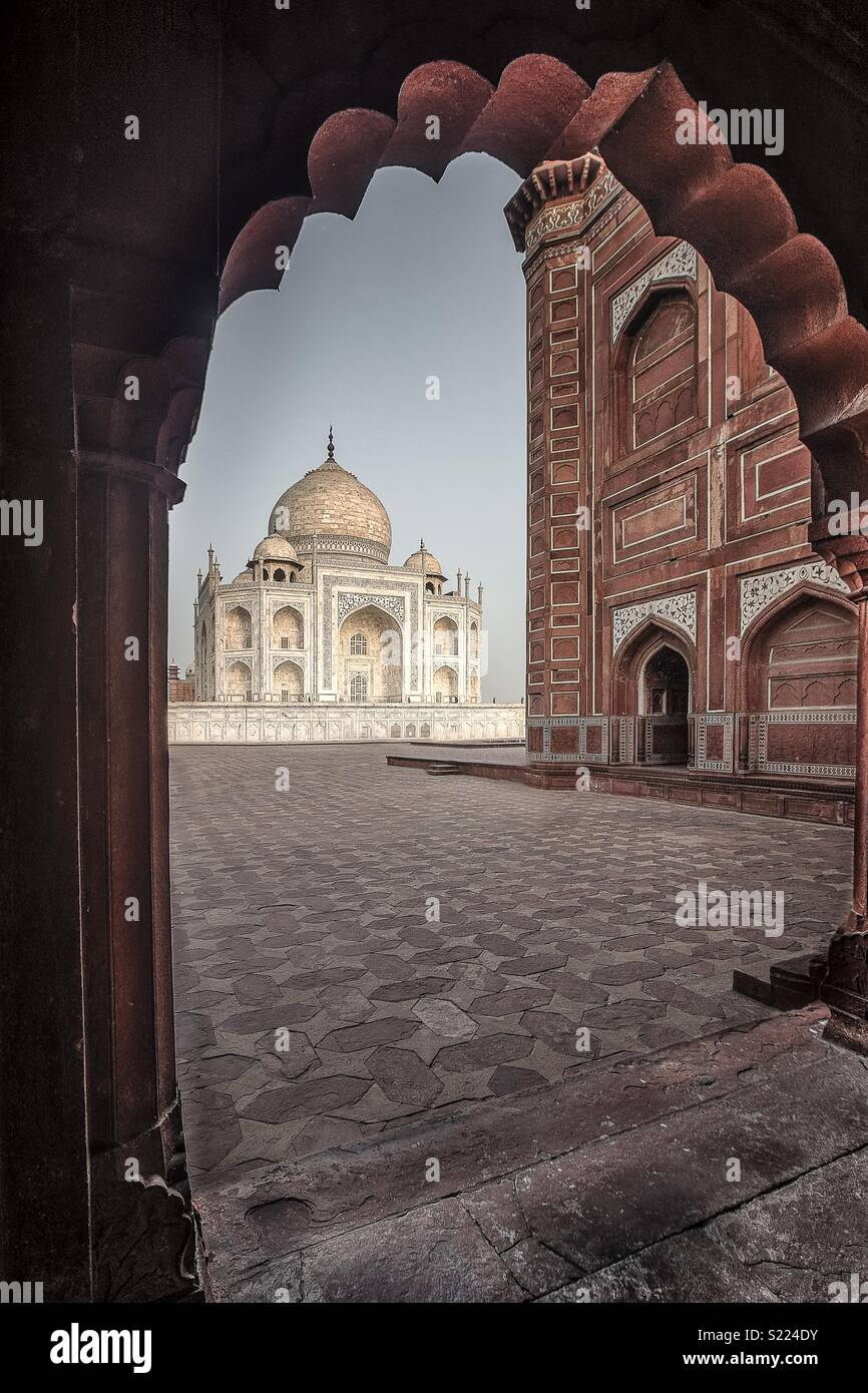 Tomb shrine hi-res stock photography and images - Alamy