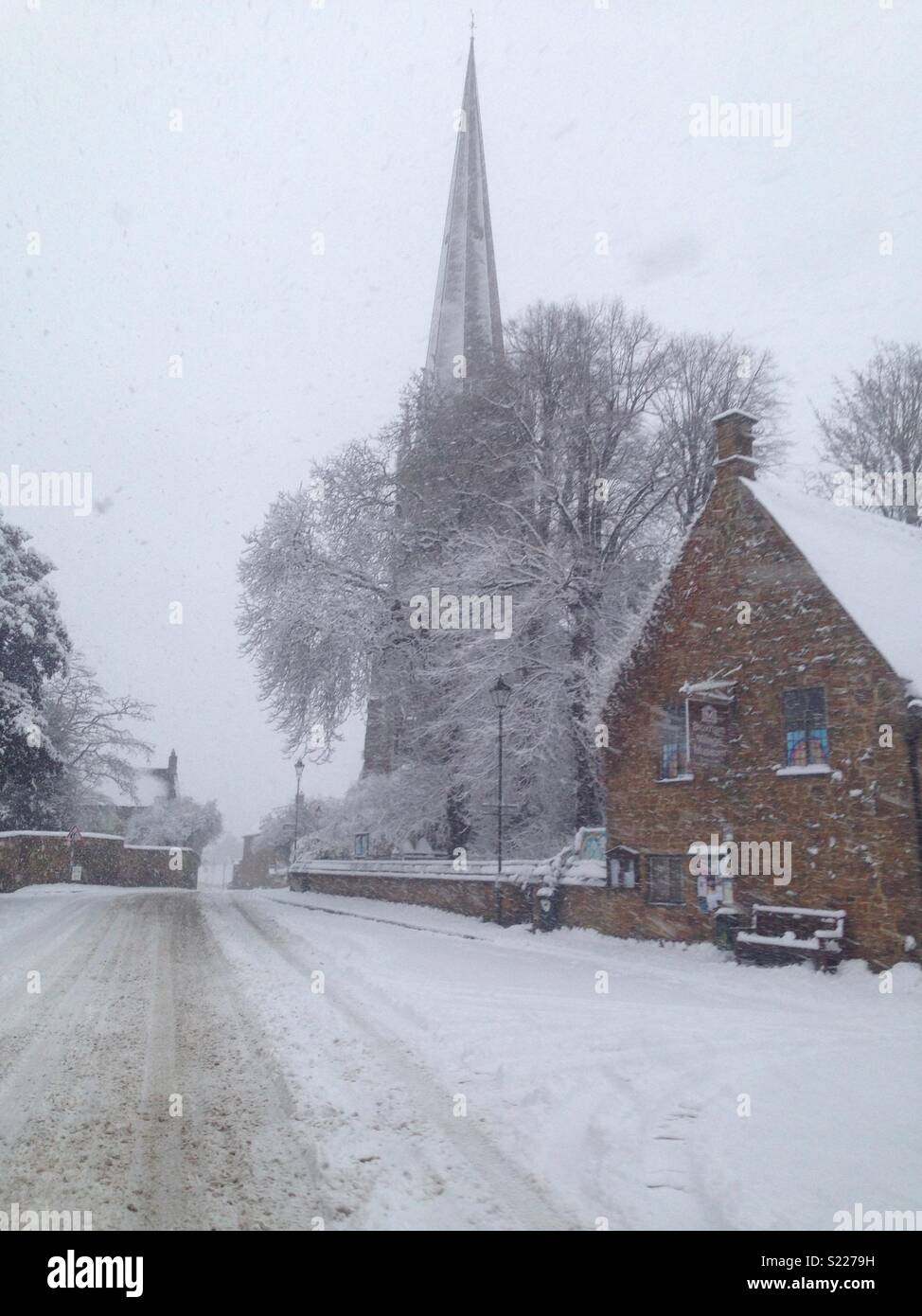 Snowy church hi-res stock photography and images - Alamy