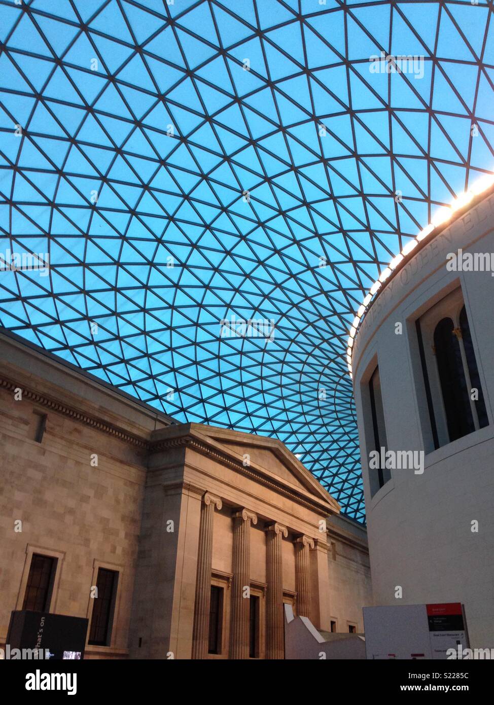 British museum roof hi-res stock photography and images - Alamy