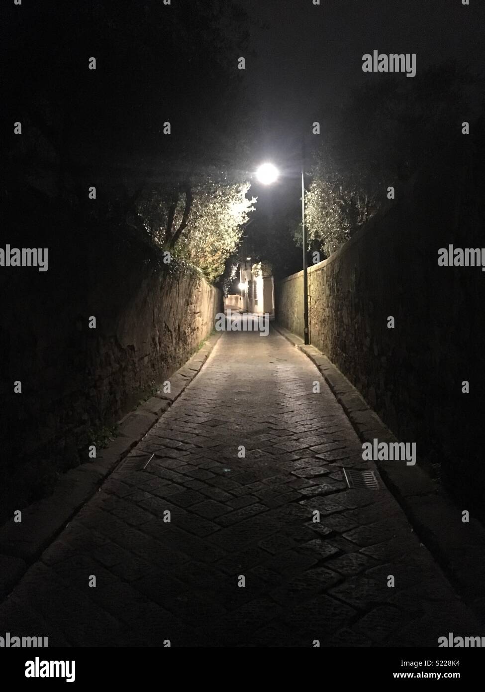 Creepy alley hi-res stock photography and images - Alamy