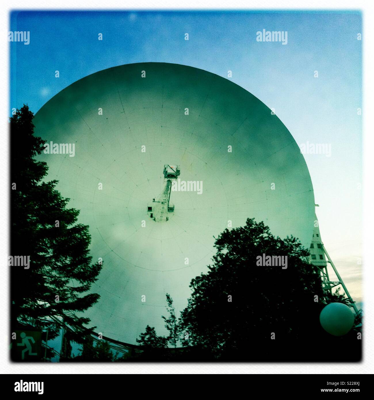 Radar dish hi-res stock photography and images - Alamy