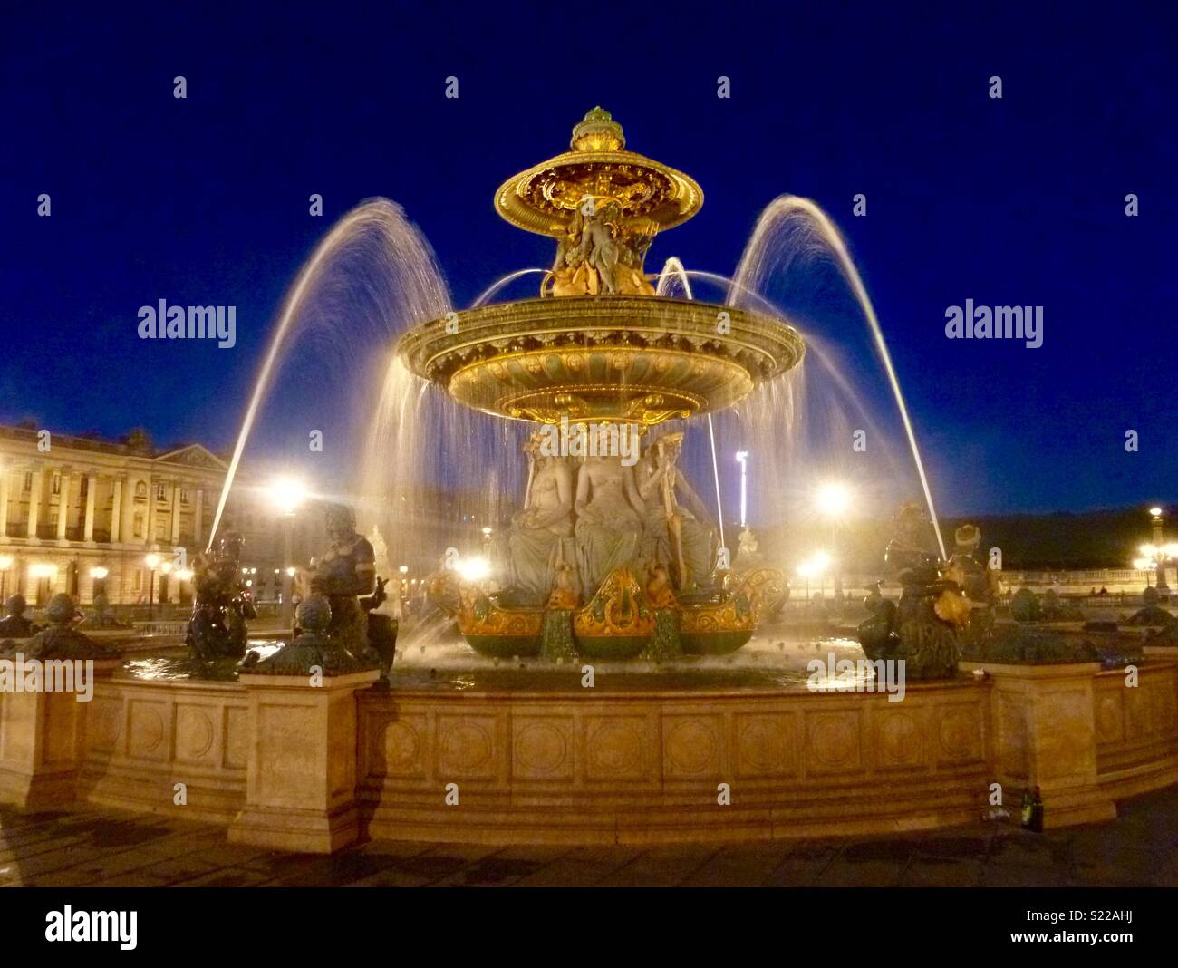 Paris fountain hi-res stock photography and images - Alamy