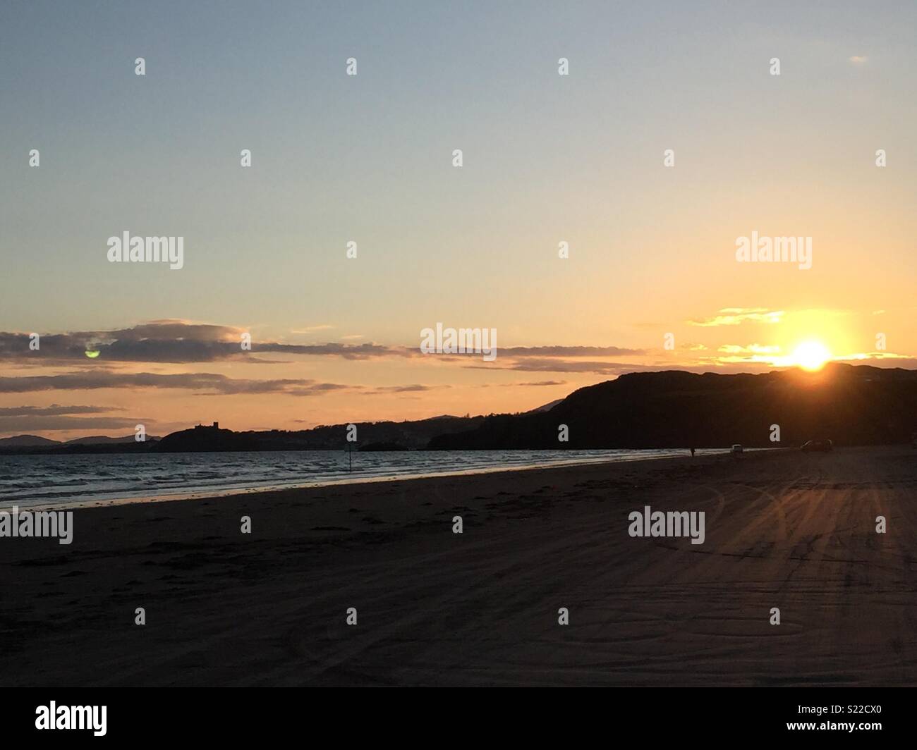 Empty beach sunset hi-res stock photography and images - Alamy