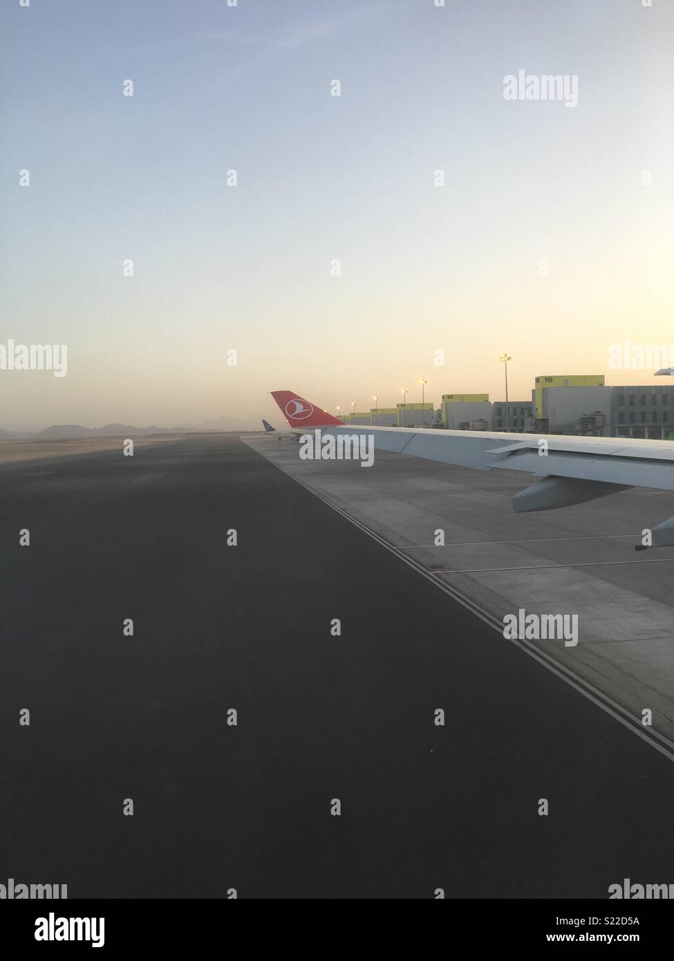 Wing of a plane at airport Stock Photo - Alamy