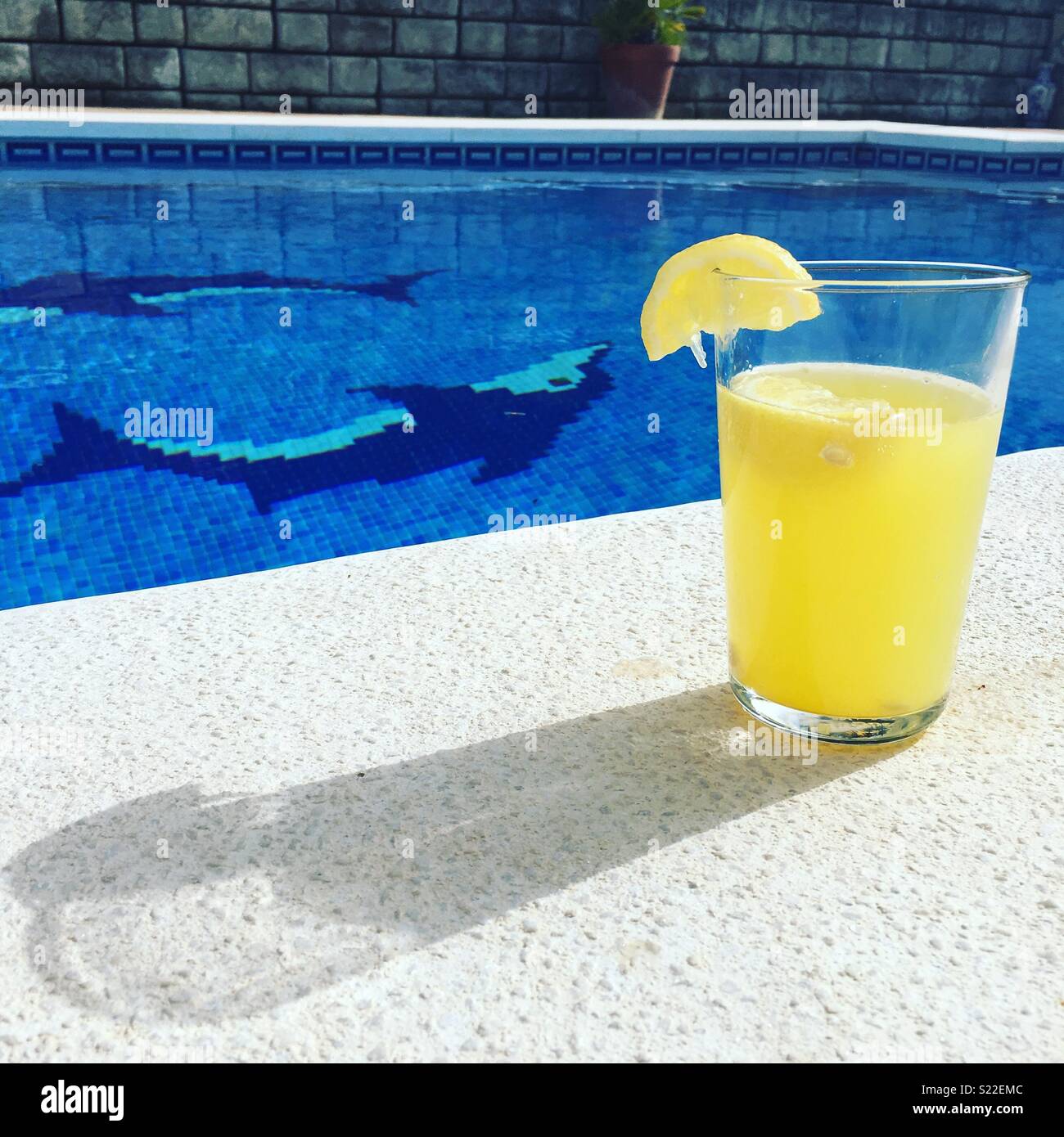 Drinks by the pool hi-res stock photography and images - Alamy