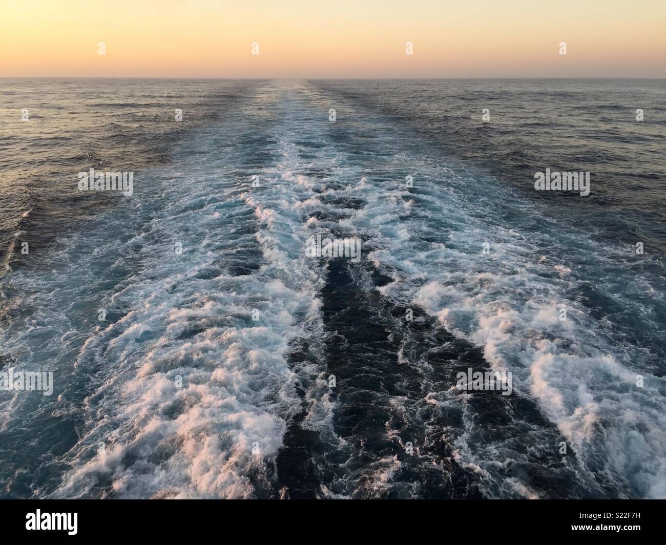 Ship ocean waves hi-res stock photography and images - Alamy