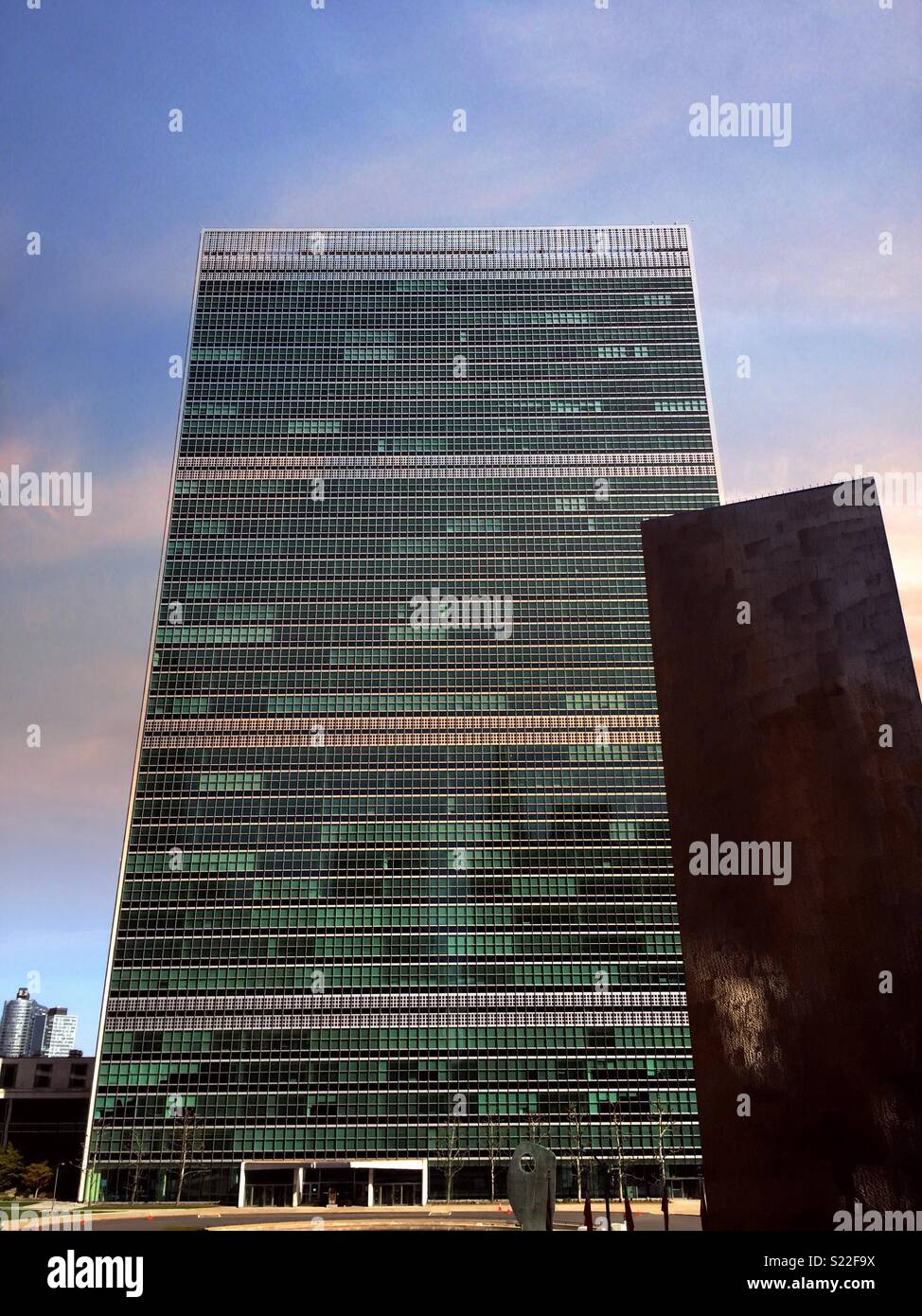 Un headquarters sculpture hi-res stock photography and images - Alamy