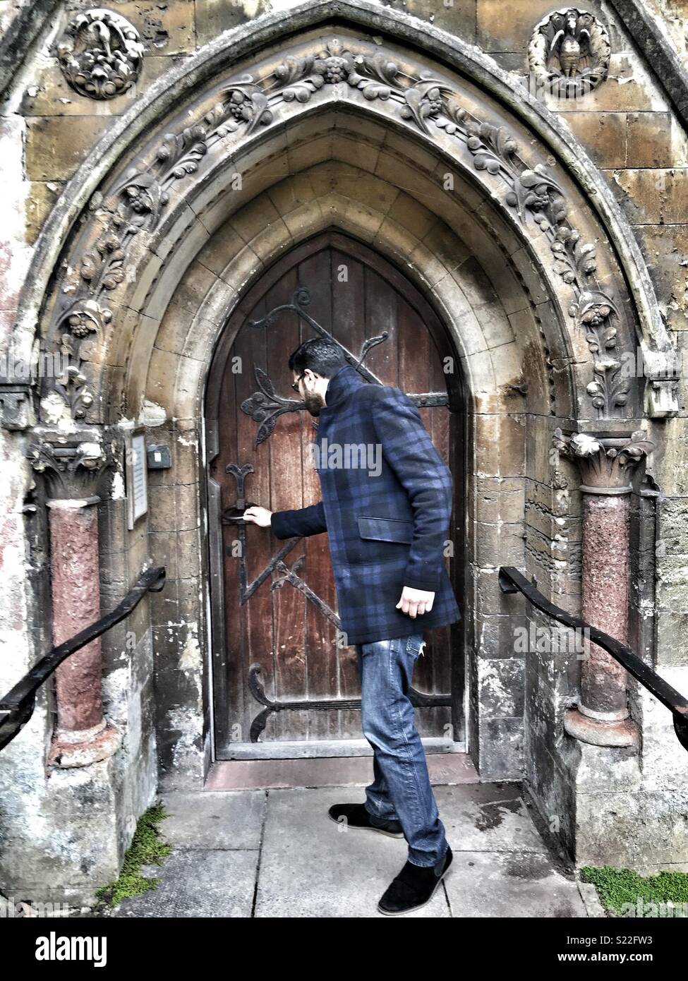 Man knocking at door hi-res stock photography and images - Alamy