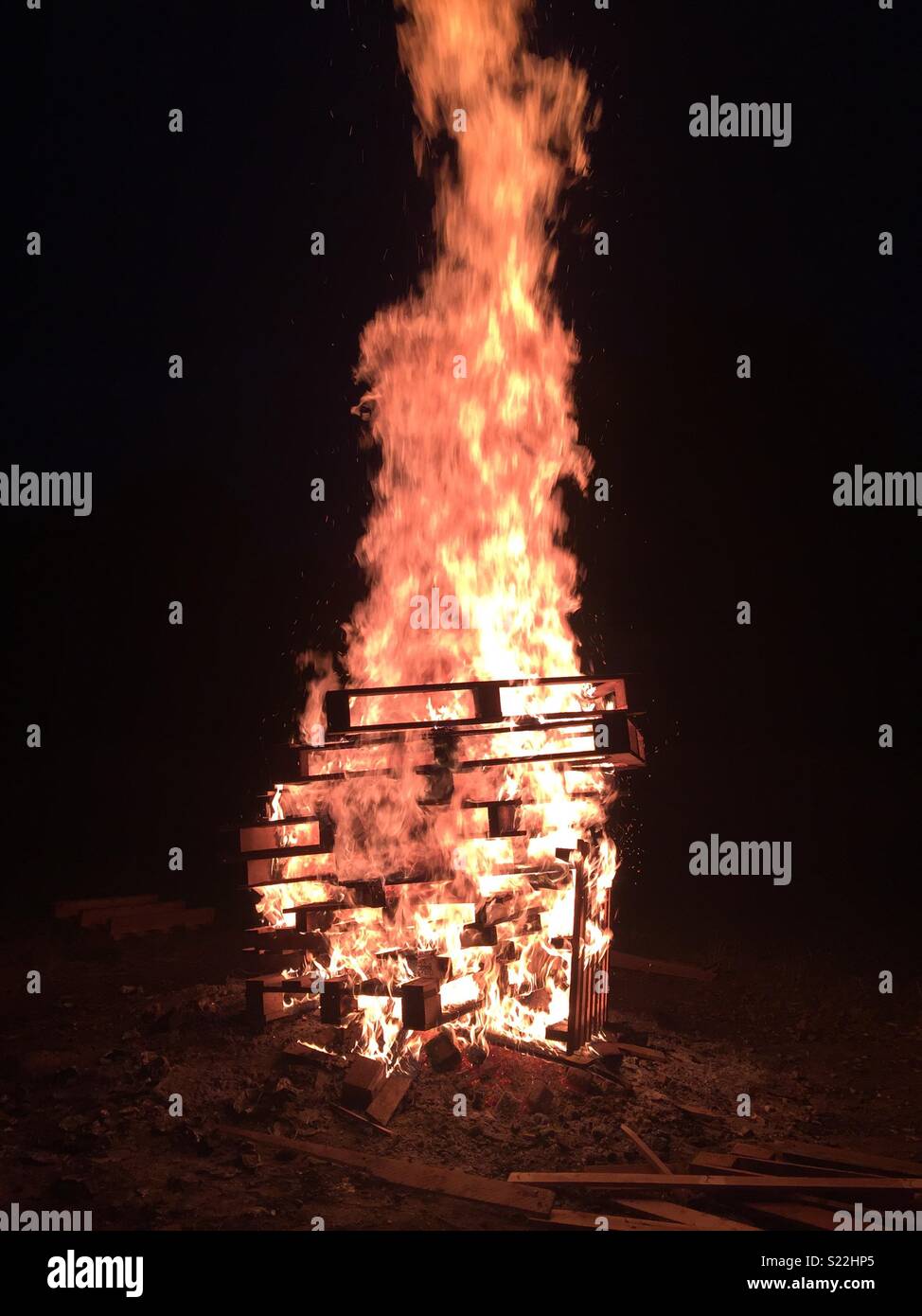 Bonfire of pallets hi-res stock photography and images - Alamy