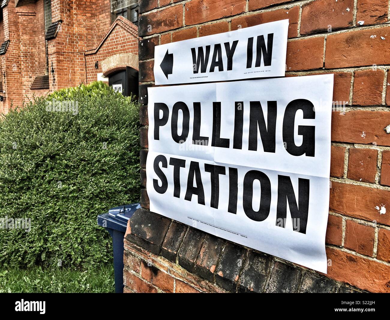 Polling station sign Stock Photo - Alamy