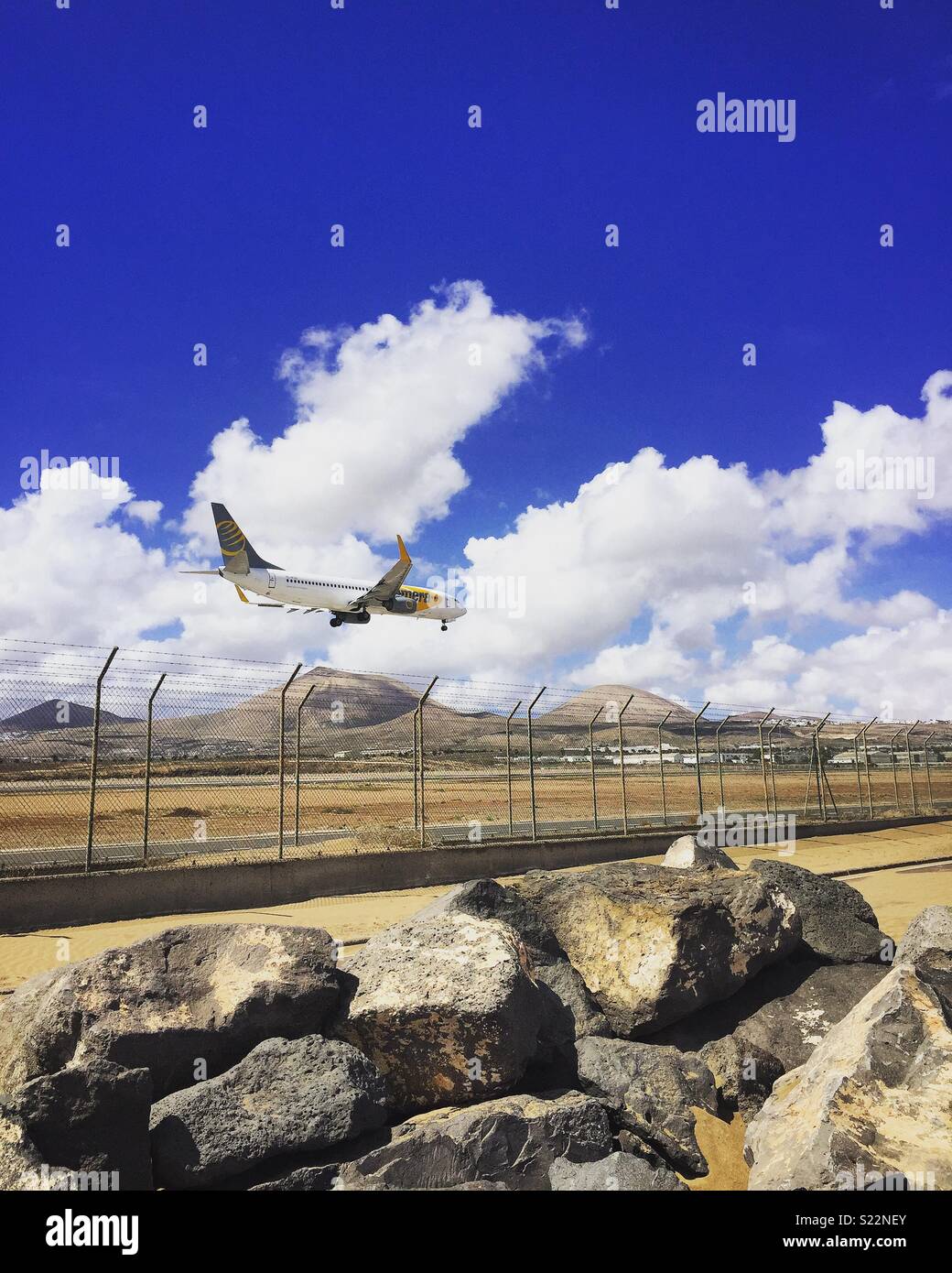 Plane spotting hi-res stock photography and images - Alamy