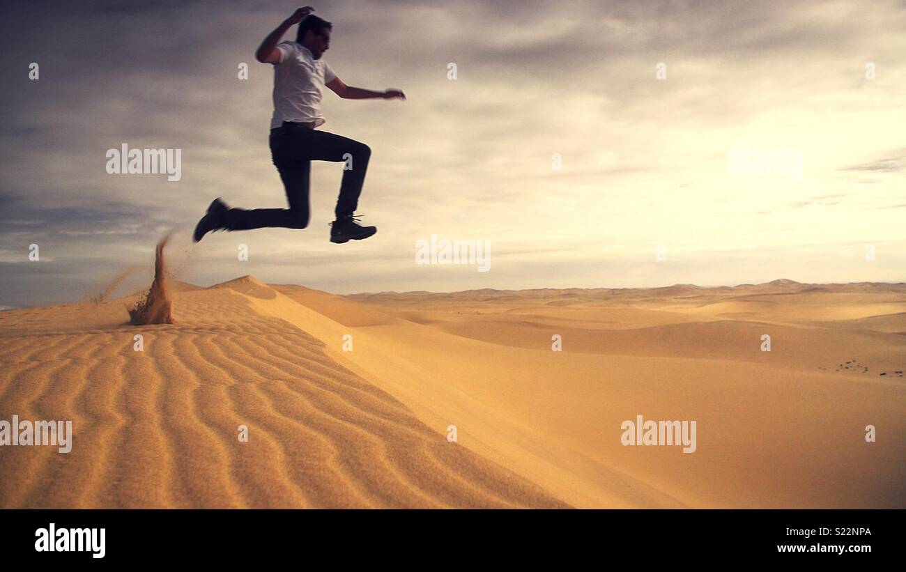 Man running desert hi-res stock photography and images - Alamy