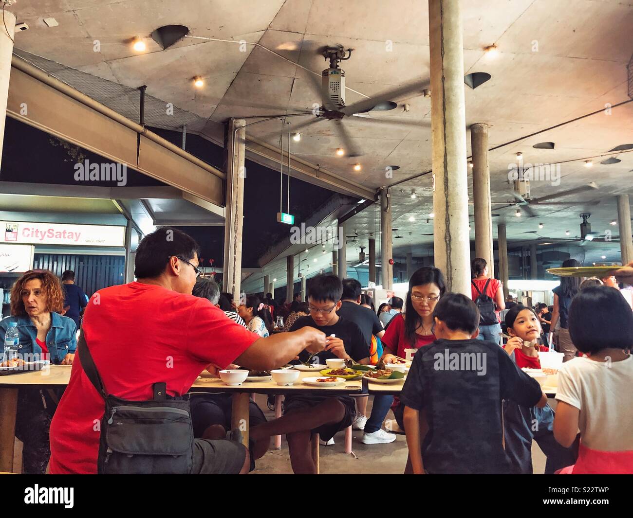 People eating at hawker centre in Singapore Stock Photo - Alamy
